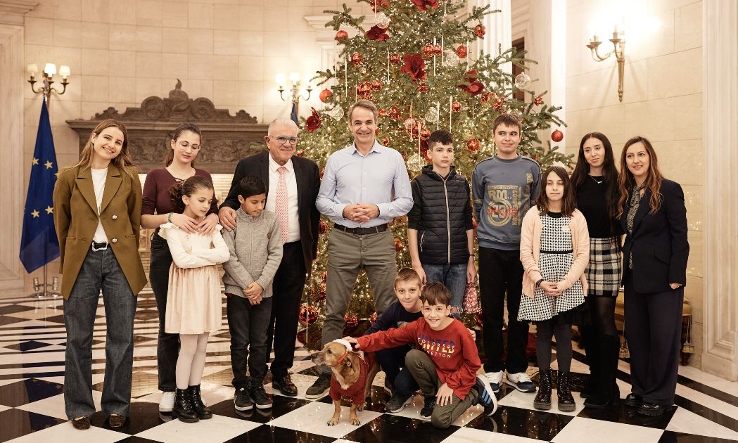 Μητσοτάκης: Στόλισε χριστουγεννιάτικο δέντρο στο Μέγαρο Μαξίμου με ...