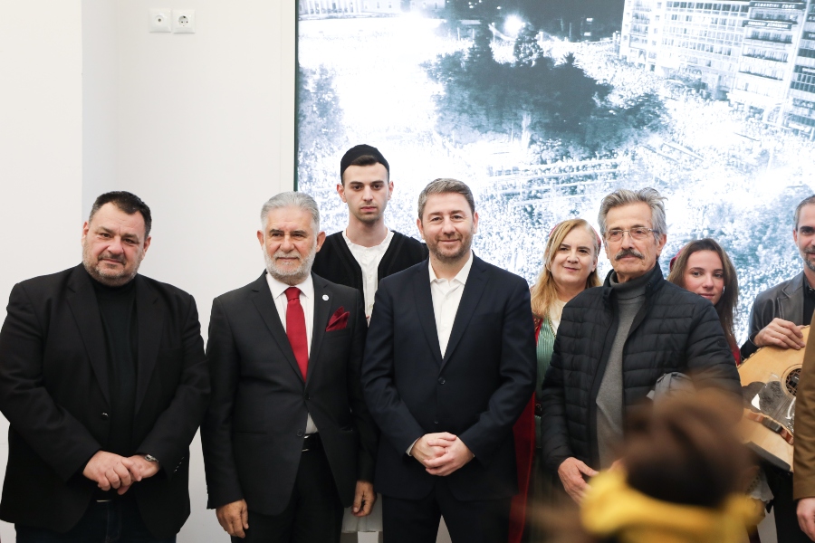 Μαζί με τον γιο του άκουσε τα πρωτοχρονιάτικα κάλαντα, αλλά και ...