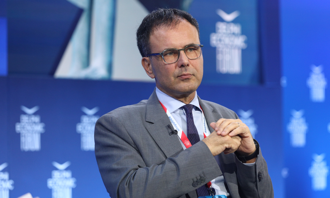 Άλεξ Πατέλης: Παραιτήθηκε από τη θέση του διευθυντή του οικονομικού ...