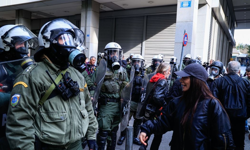 Τέμπη: Επεισόδια στο Σύνταγμα - Μία σύλληψη,12 προσαγωγές,4 αστυνομικοί ...