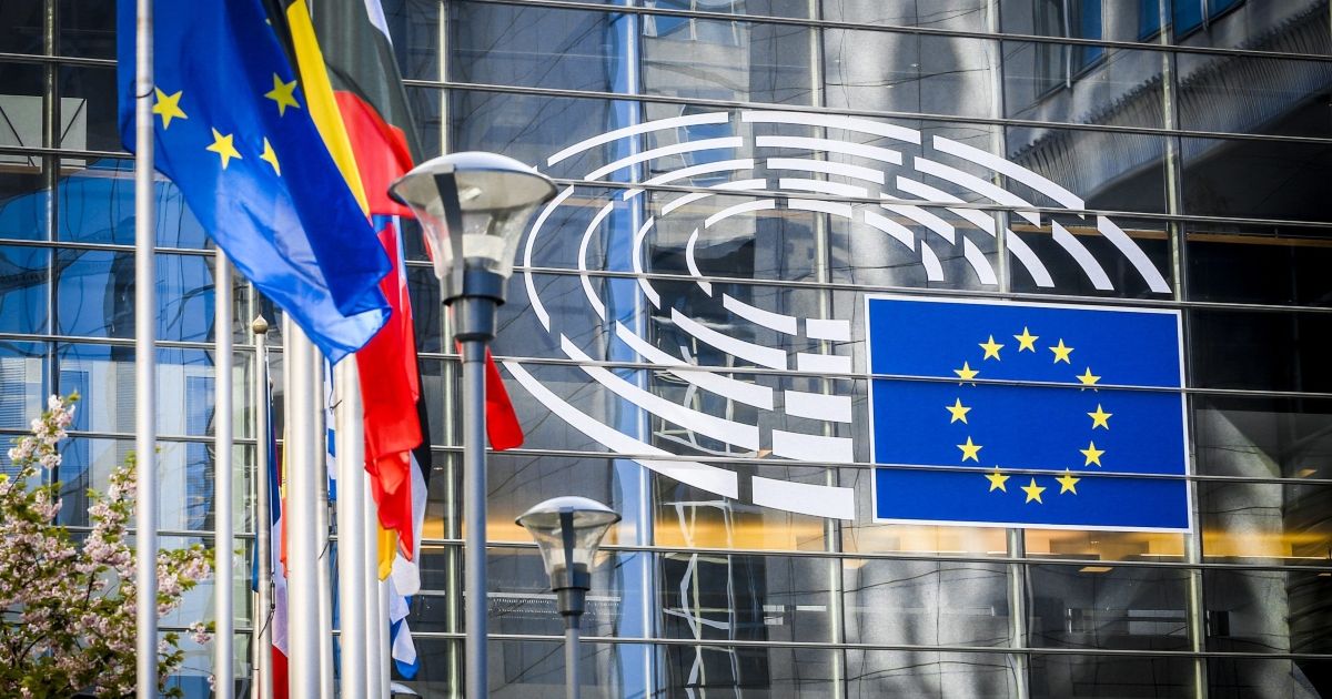 Politico: Βοηθός της φον ντερ Λάιεν είχε μυστικές συνομιλίες με την ...