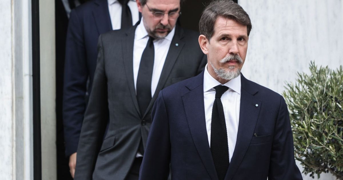 Δικαστική διαμάχη για το επώνυμο των Ντε Γκρες – Τι αναφέρει ο ...