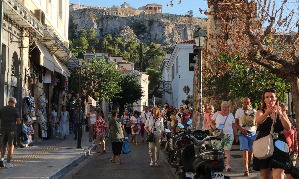Guardian:Υπερτουρισμός,βραχυχρόνιες μισθώσεις πνίγουν τη «γειτονιά των ...