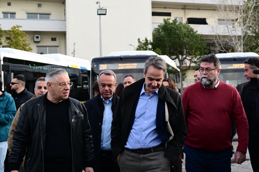 Μητσοτάκης: Στόχος τα 900 λεωφορεία έως τα μέσα του 2025 και αύξηση των ...