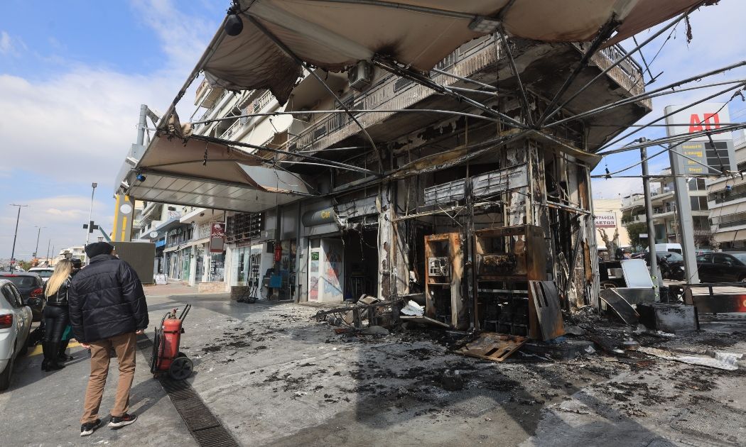 Eμπρησμός σε πρατήριο καυσίμων στην Αργυρούπολη – Τράβηξαν όπλο στον ...