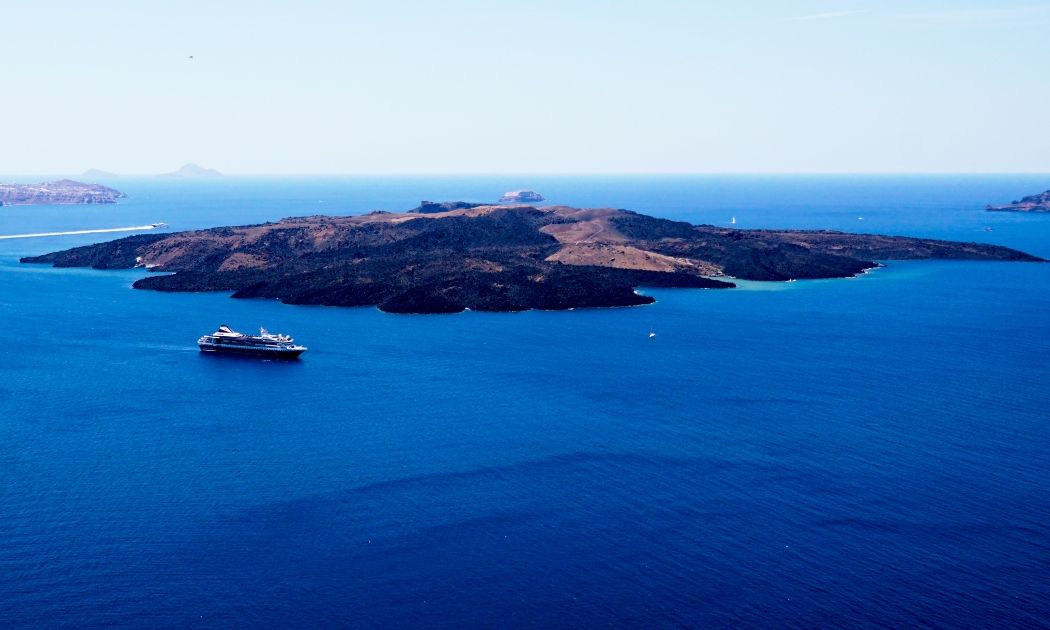 International research team installs underwater seismographs in ...