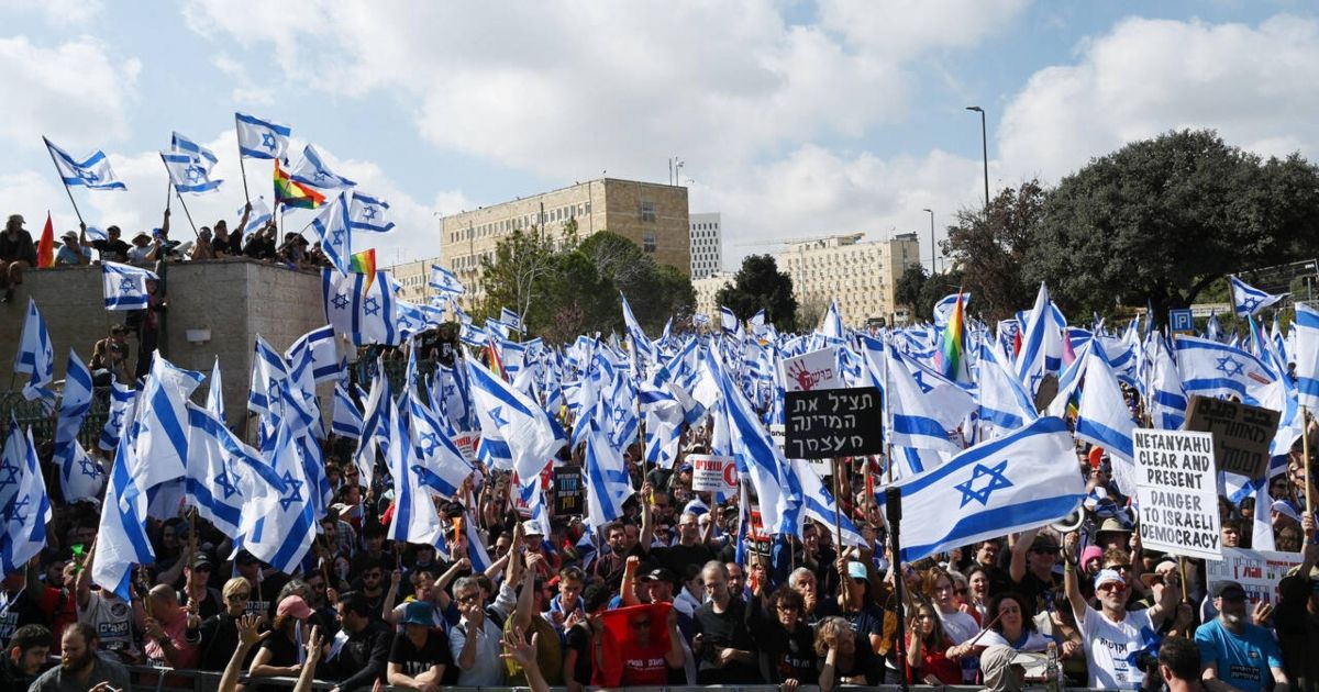 Τι σημαίνει ο δικαστικός νόμος του Νετανιάχου για τη διάκριση των ...