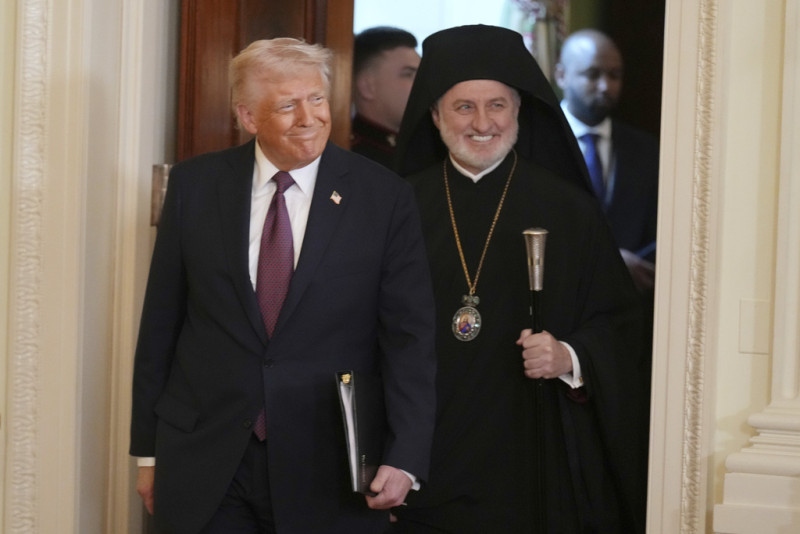 Archbishop Elpidophoros από America gifts President Trump holy cross ...