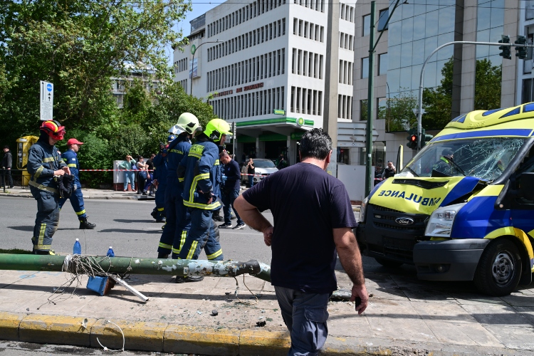 Παγκράτι: Πώς το ασθενοφόρο έπεσε στην κολόνα - Η κατάσταση των ...