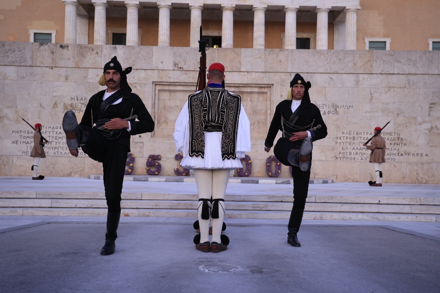 Εύζωνες με ποντιακή φορεσιά προκάλεσαν ρίγη συγκίνησης στον Άγνωστο ...