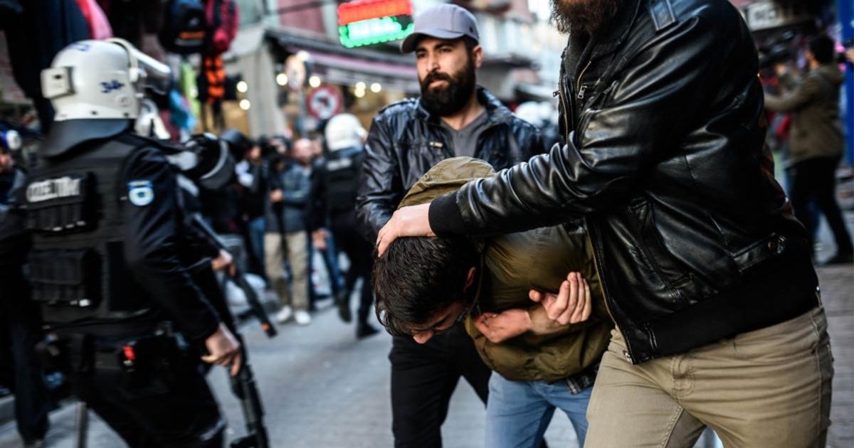 Τουρκία: Συλλήψεις δημοσιογράφων σατιρικού περιοδικού για σκίτσο του ...