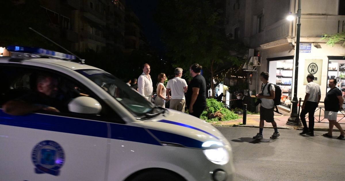 Κολωνάκι: Η απελπισμένη προσπάθεια του παρκαδόρου να σταματήσει το τζιπ ...