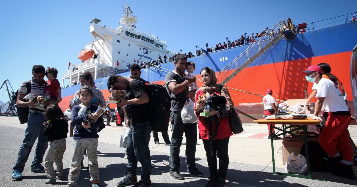 Έφτασαν στον Πειραιά από την Κρήτη οι πρώτοι 200 μετανάστες | Ειδησεις ...