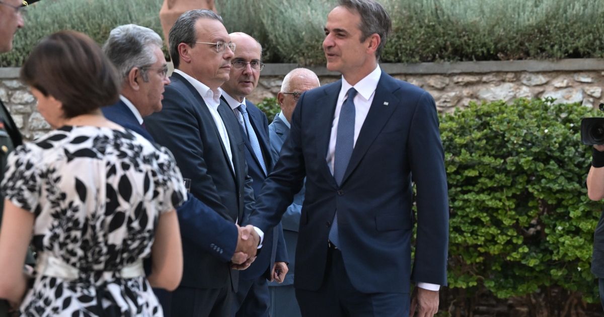 Καύσωνας στο Προεδρικό,παγερό βλέμμα στο κιόσκι: Ενότητα στα λόγια ...