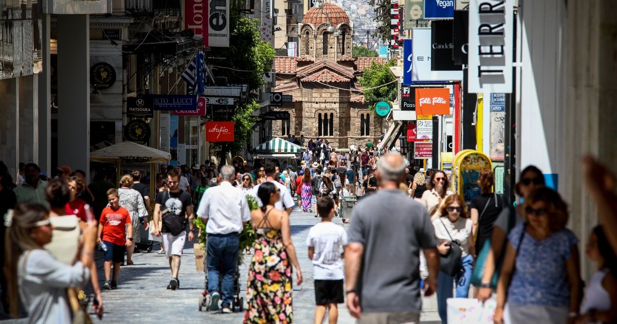 Ανοιχτά σήμερα τα καταστήματα για τις θερινές εκπτώσεις | Ειδησεις ...
