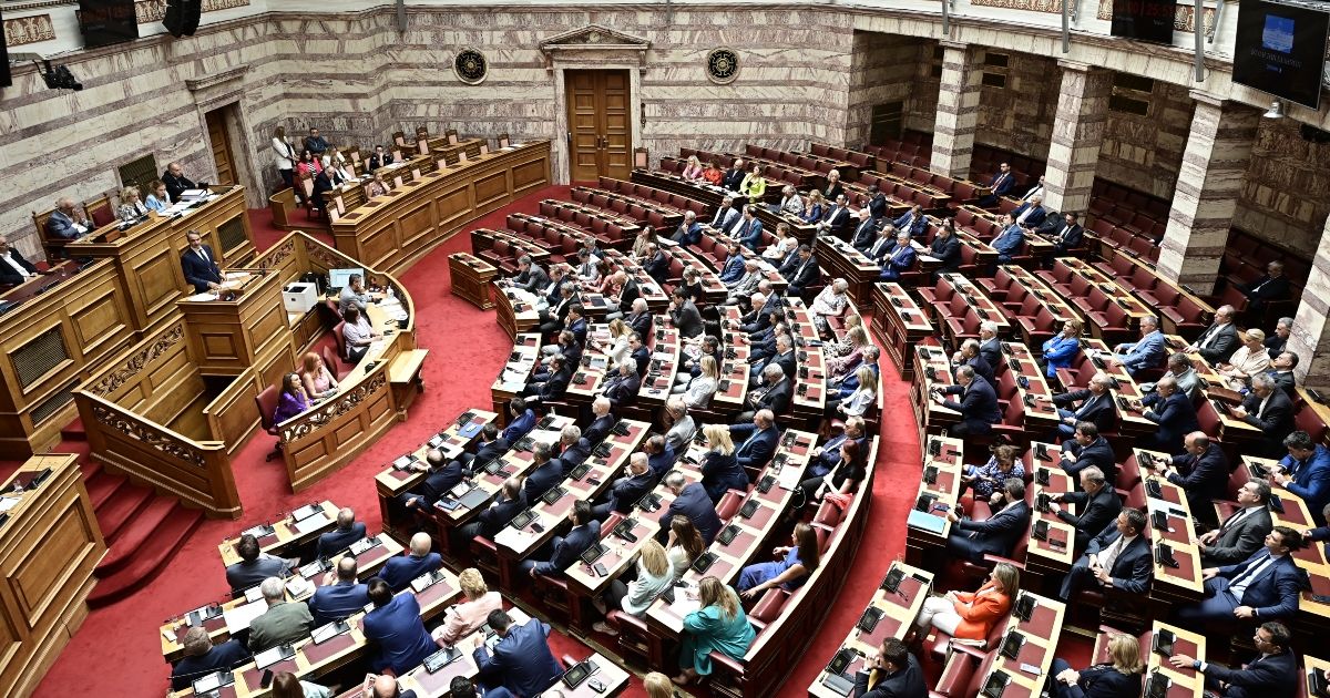 Σκληρό ροκ στη Βουλή: "Βασιλιάς της ατιμωρησίας" και "Ηθική α λα καρτ ...
