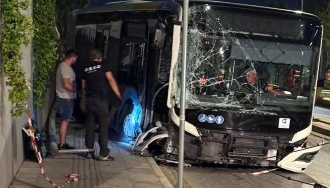 «Ακυβέρνητο» λεωφορείο για 150 μέτρα στη λεωφόρο Βουλιαγμένης–Ανέβηκε ...
