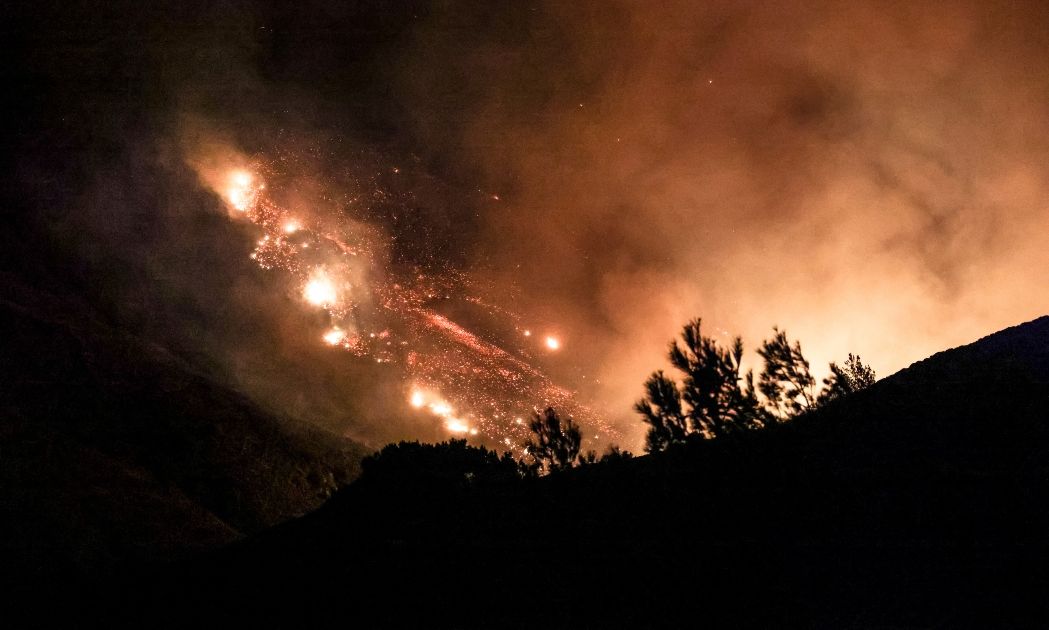 Φωτιά στη Χίο: Ανεξέλεγκτο το πύρινο μέτωπο, στο χωριό Κηπουριές ...