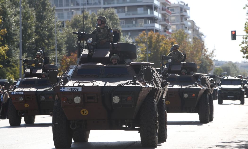 28η Οκτωβρίου: Εντυπωσίασαν τα νέα όπλα στη στρατιωτική παρέλαση ...