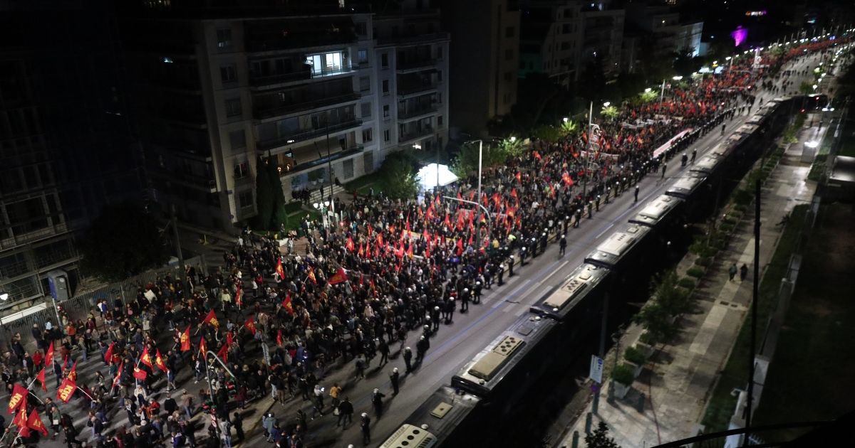 Ολοκληρώθηκε η πορεία για το Πολυτεχνείο στην Αθήνα - Πάνω από 15.000 ...