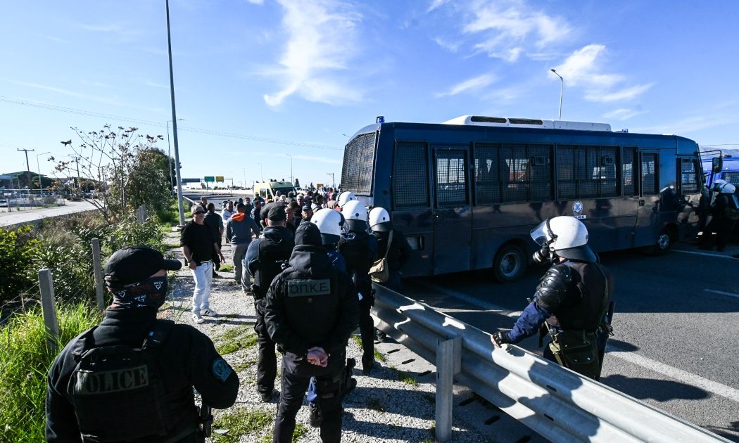 Ένταση και χημικά στη γέφυρα Ρίου-Αντιρρίου: Τα ΜΑΤ απαγορεύουν στους ...