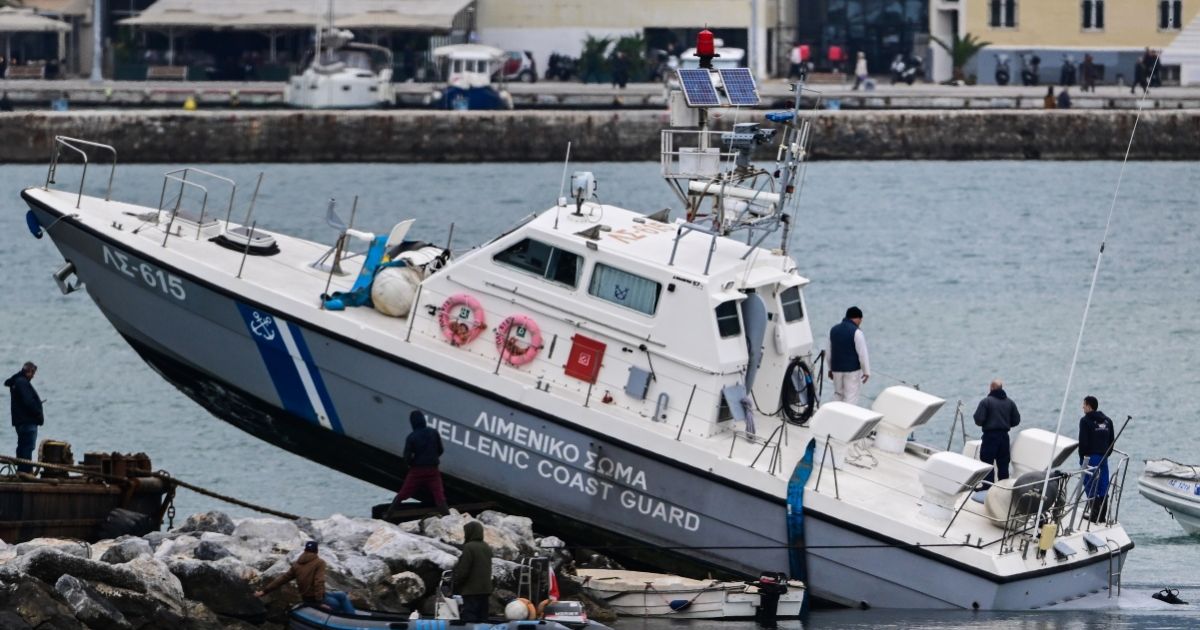 Σκάφος του Λιμενικού προσέκρουσε σε βράχια στην είσοδο του λιμανιού ...