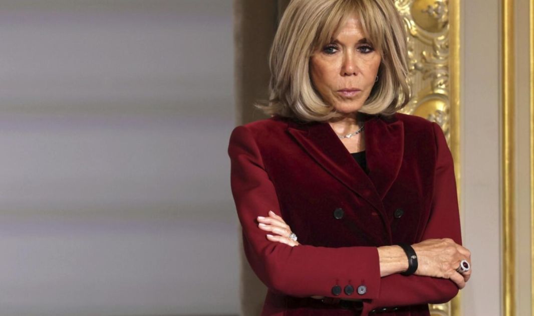 Σάλος στη Γαλλία: Η Μπριζίτ Μακρόν αποκαλεί ακτιβίστριες «βρωμιάρες ...
