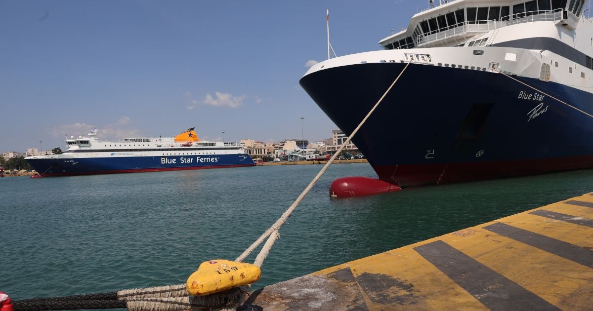 Δεμένα τα πλοία στο λιμάνι του Πειραιά – Ακυρώσεις δρομολογίων με ...