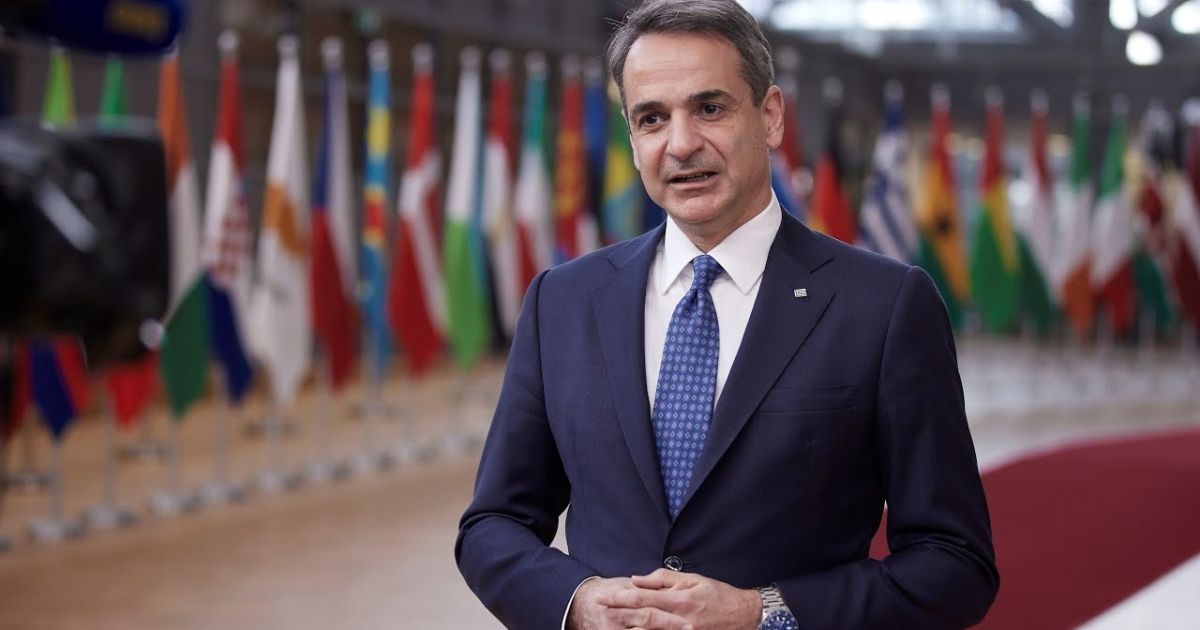 “Ναι” από την Κομισιόν στα όρια ηλικίας: το μπρα-ντε-φερ της ΕΕ για τα ...
